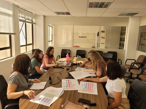 Pesquisadoras do IPARDES discutem o modelo lógico do Paraná Eficiente com a equipe da CDG/SEPL ...